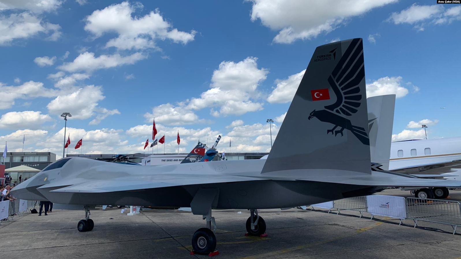 Türkiye'nin İlk Yerli Savaş Uçağı Paris'te Sergilendi